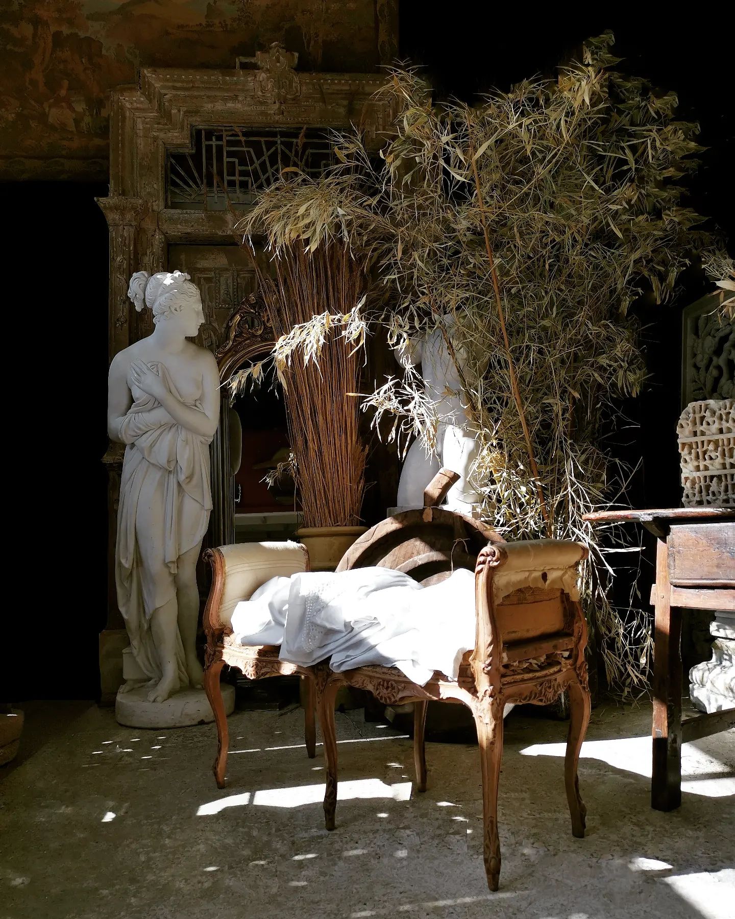 A Fine 19th Century Beautifully Carved Louis Philippe Window Seat - AEGM